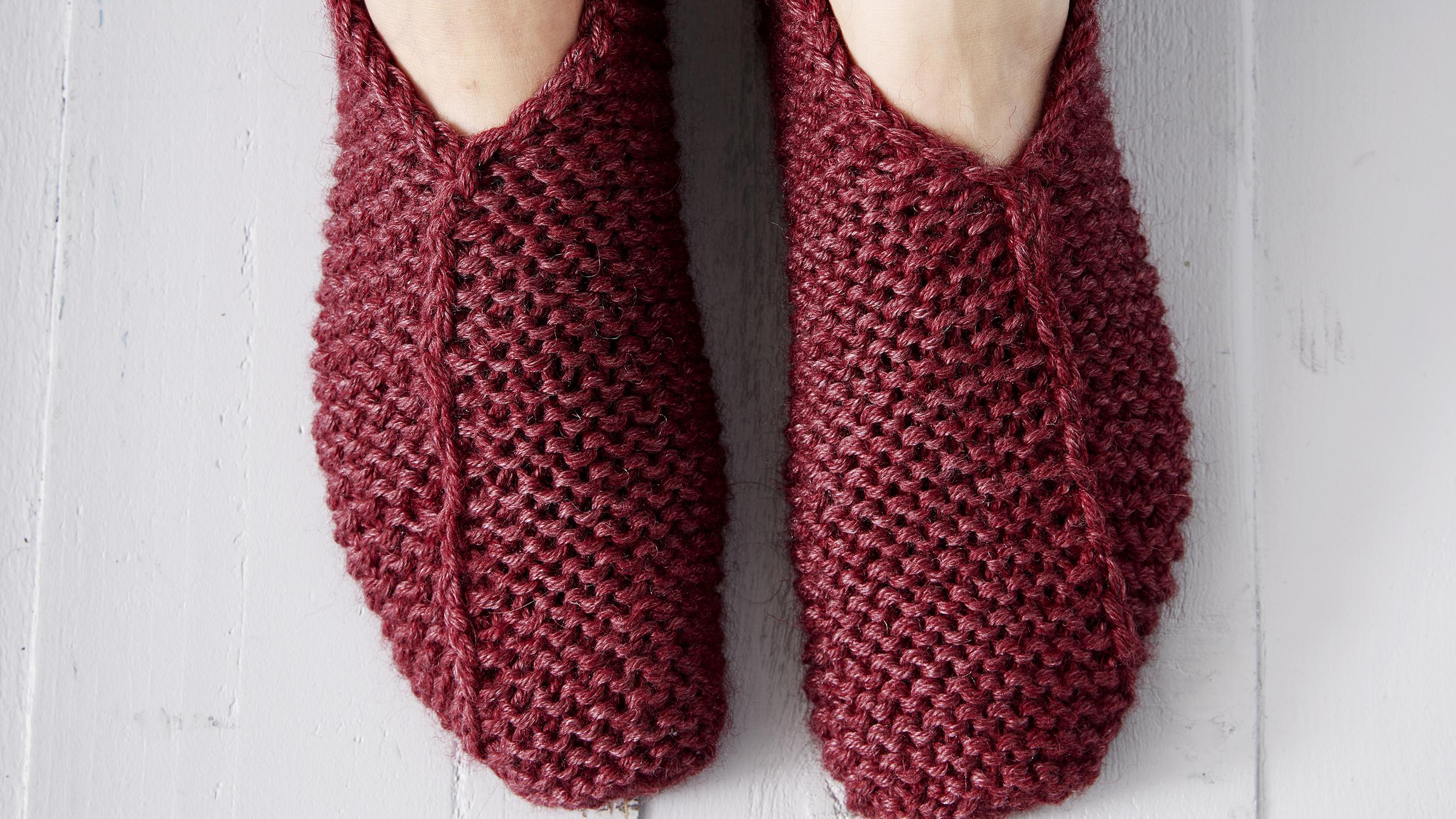 Easy knit slippers—check out the pattern! | Kotona Living