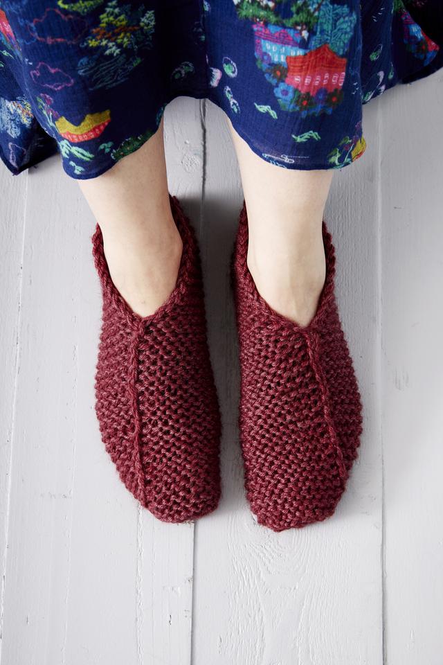 Easy knit slippers—check out the pattern! | Kotona Living