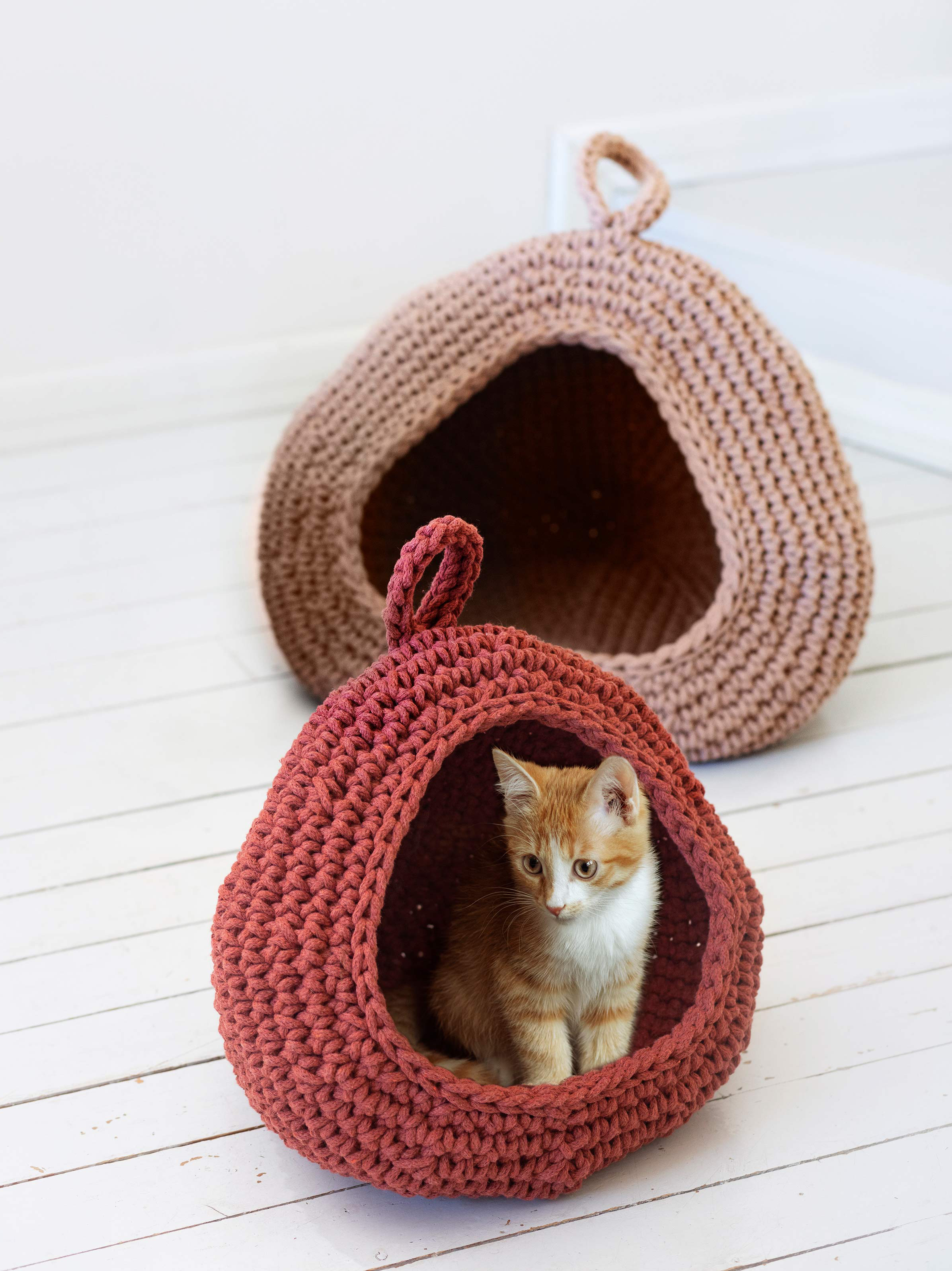 Crocheted cat cave—get the pattern! | Kotona Living
