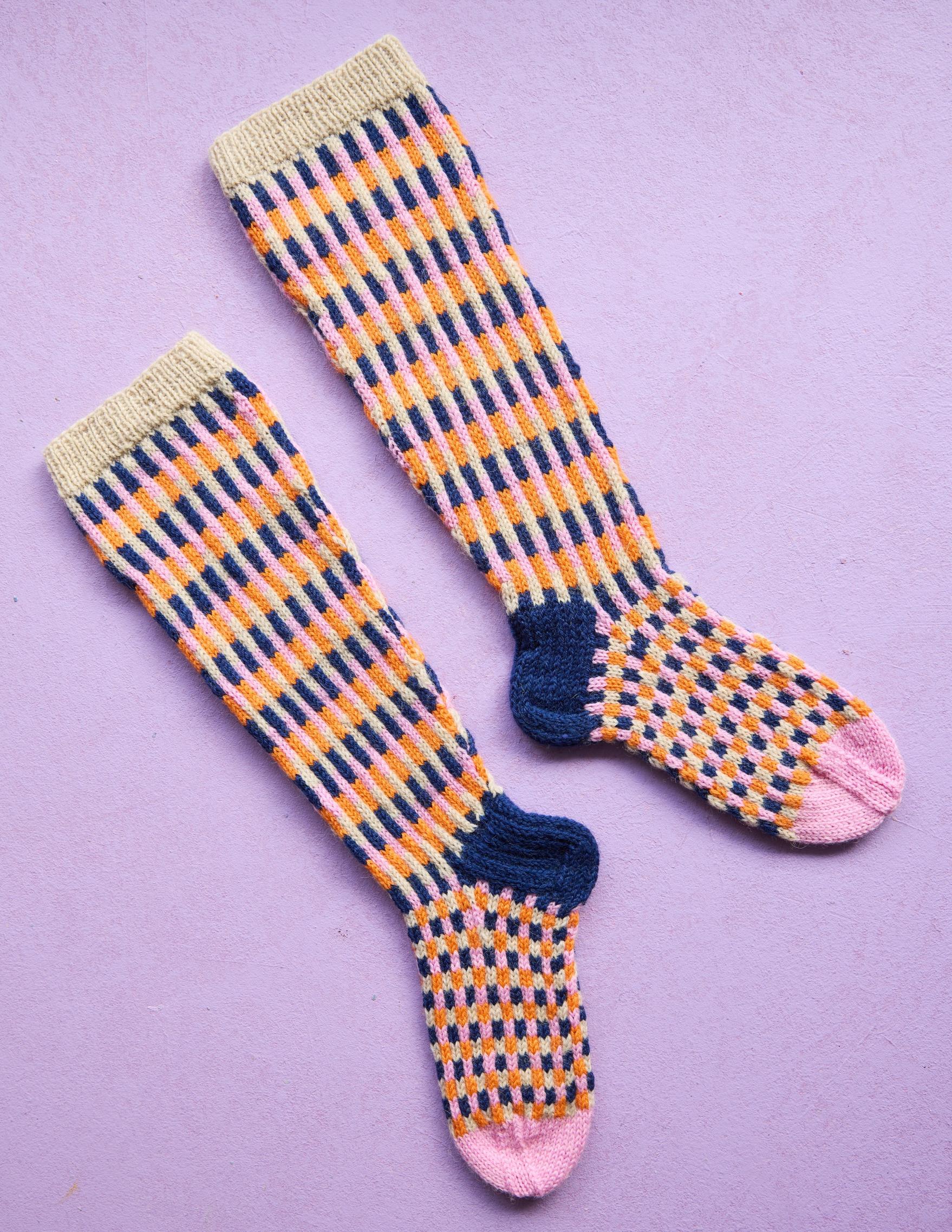 Vertical stripe socks: get the pattern! | Kotona Living