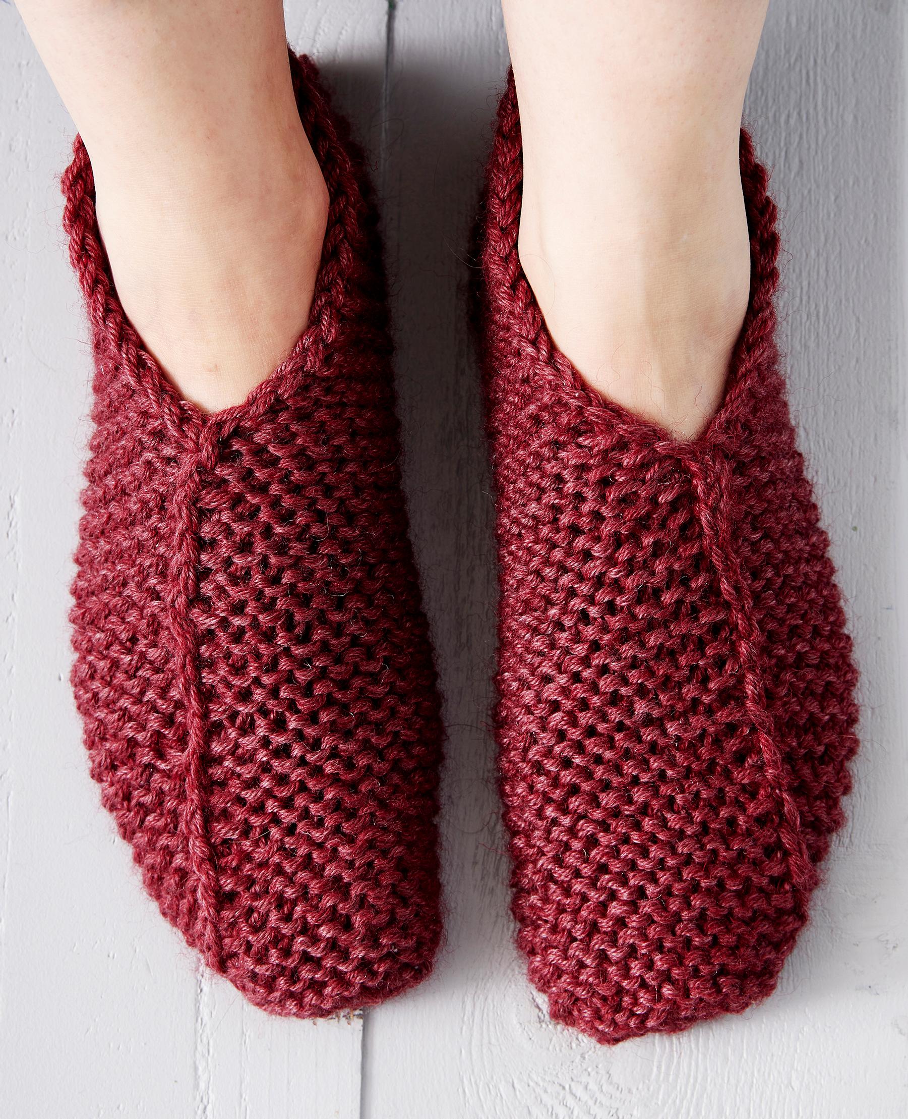 Easy knit slippers—check out the pattern! | Kotona Living