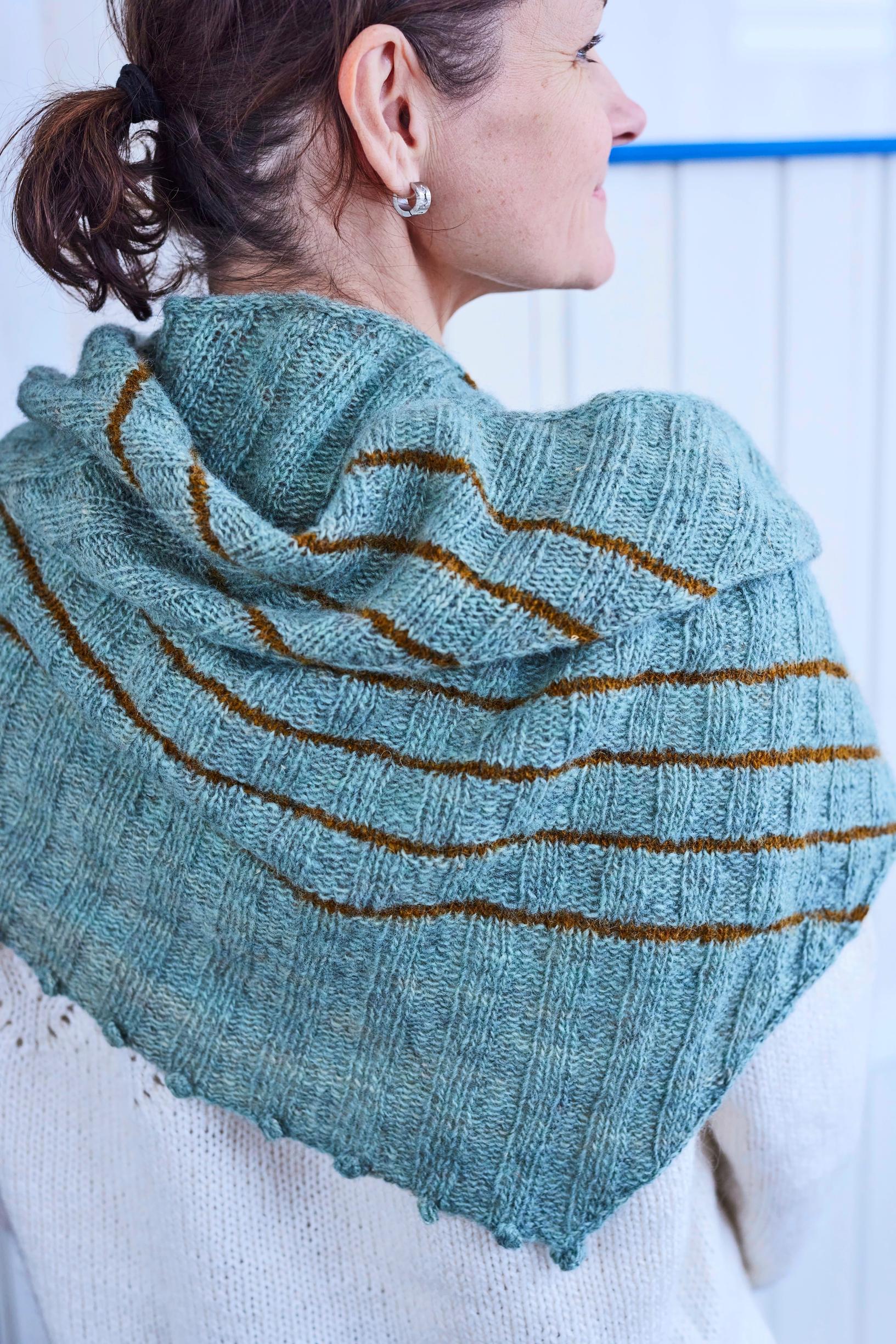 Knitted triangular shawl—get the pattern! | Kotona Living