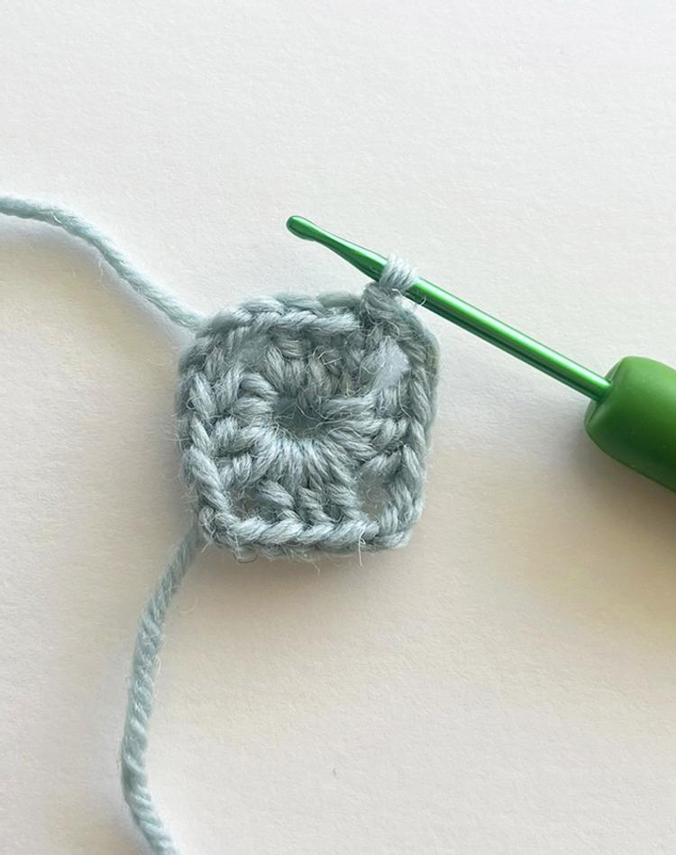 Granny square—check out the step-by-step instructions | Kotona Living