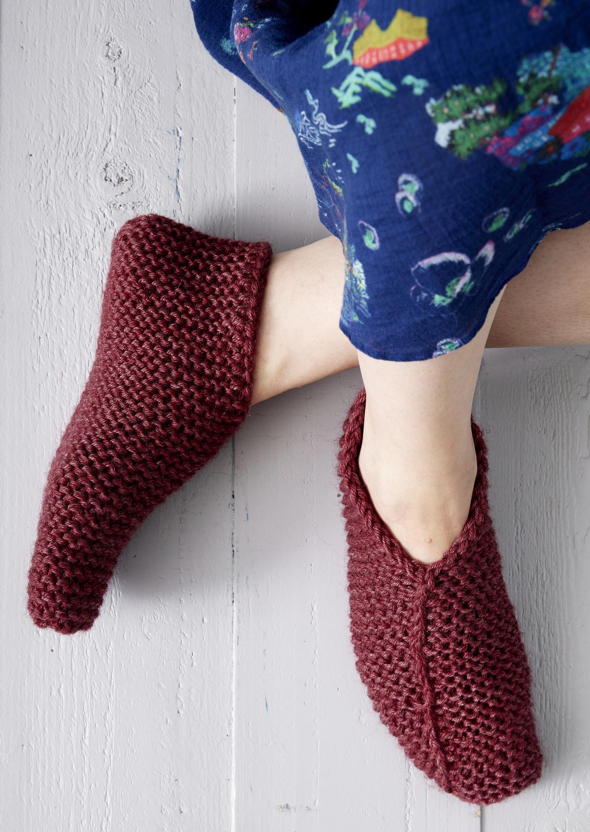 Easy knit slippers—check out the pattern! | Kotona Living