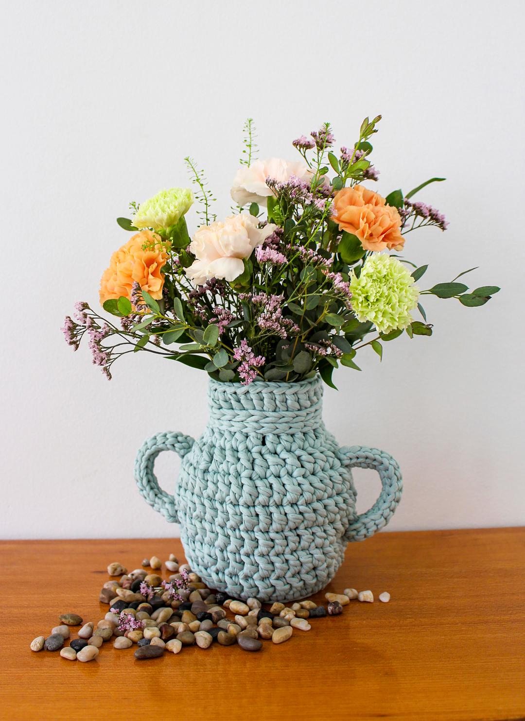 Crocheted vase—see the pattern! | Kotona Living